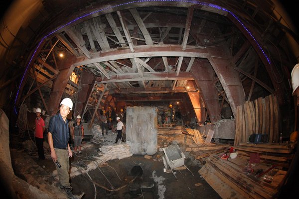 Tunnel collapse traps 3 in Central China|Society|chinadaily.com.cn