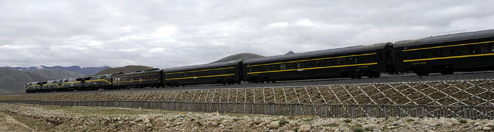 Desertification threatens world's highest railway|Society|chinadaily.com.cn